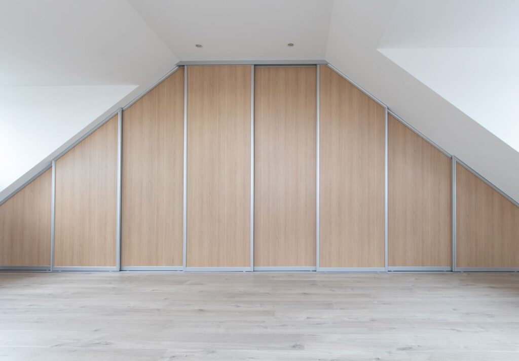 Schuifdeuren onder een schuin dak | Kastenstudio.eu